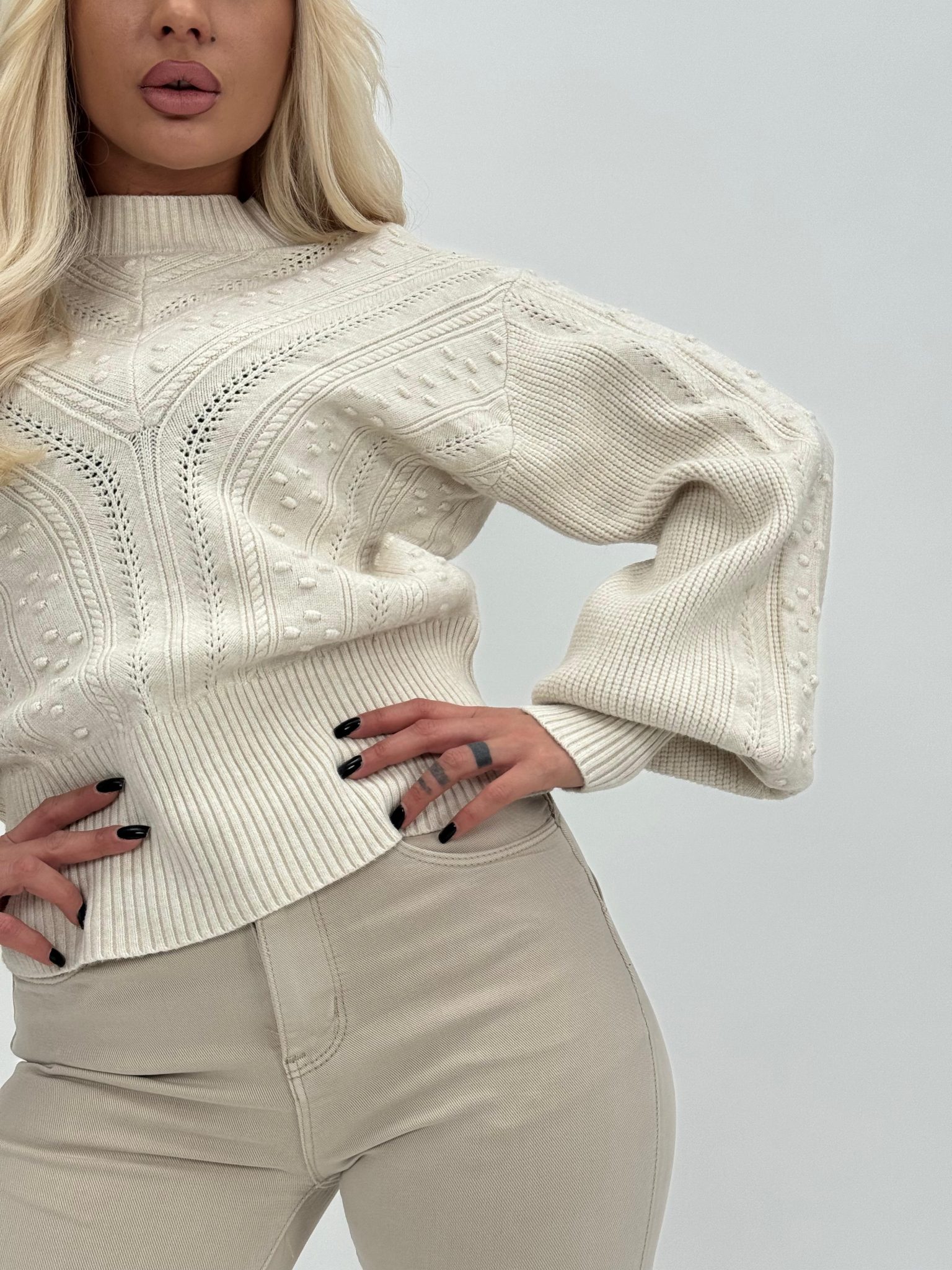 Pulover din tricot cu model perforat